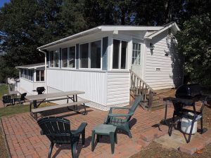 1-BR Cottage (#15 & #17) – Queen Bed